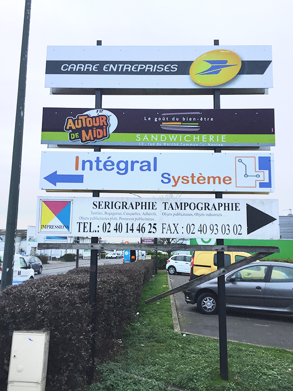 Signalétique directionnelle Nantes personnalisée - Label Enseigne